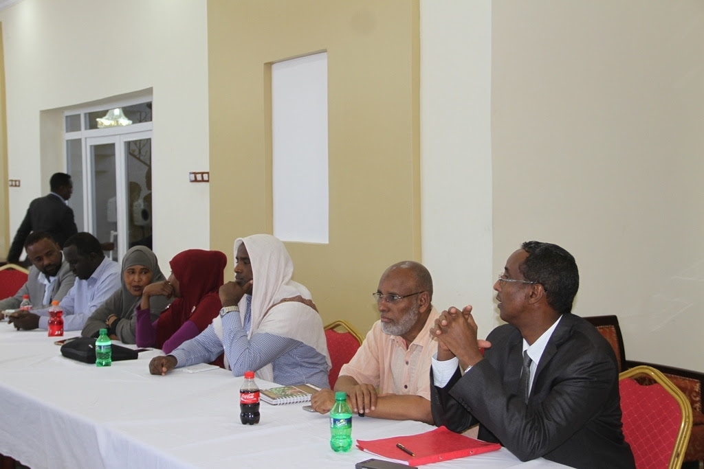 RW Khayre oo kulan la qaatay Guddiga Gurmadka Abaaraha.baaqna direy ...