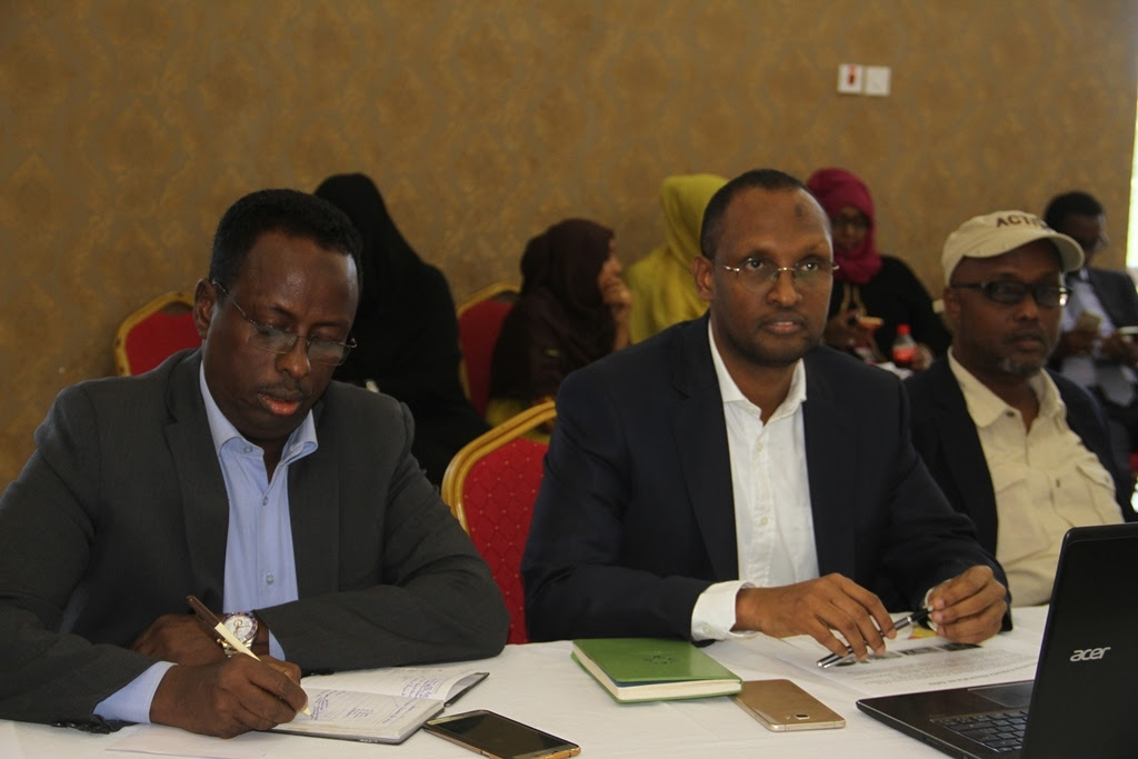 RW Khayre oo kulan la qaatay Guddiga Gurmadka Abaaraha.baaqna direy ...